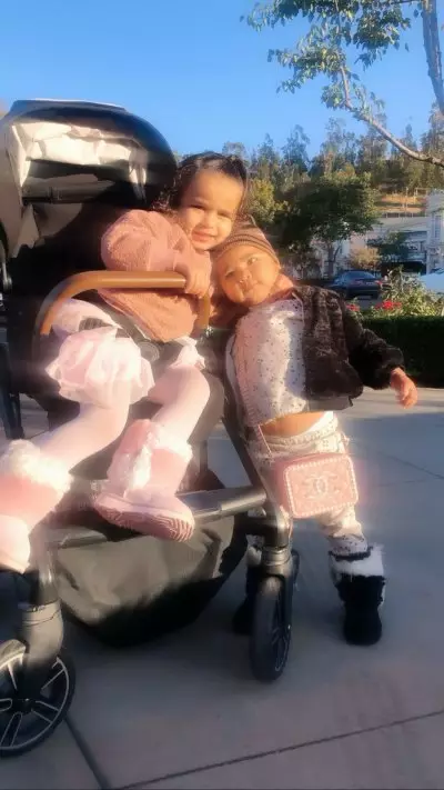 Dream Kardashian u True Thompson Hug fuq Playdate Ma' Khloe Kardashian Ritratt 2