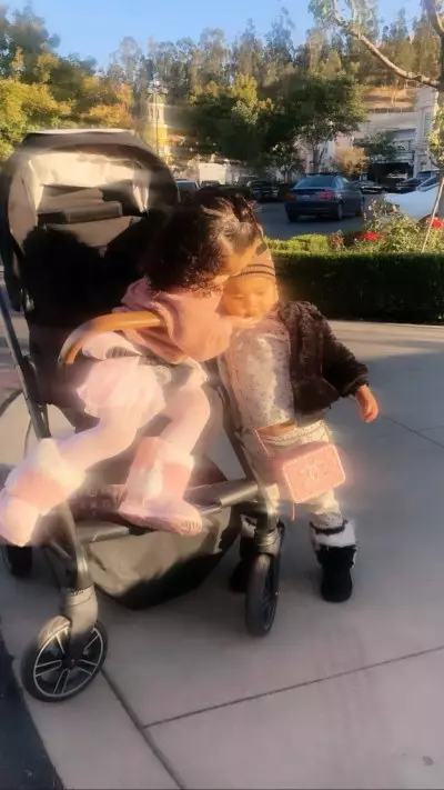 Khloe Kardashian ile Playdate'de Rüya Kardashian ve True Thompson Kiss