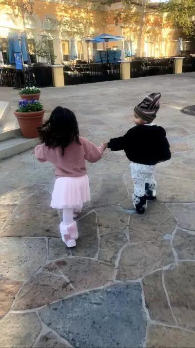 Dream Kardashian и True Thompson се държат за ръце на Playdate с Khloe Kardashian