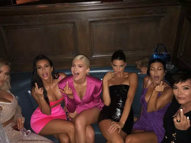 Fotoe vun All de Kardashian-Jenners Zesummen: Kim, Kylie, Khloe Kourtney Kendall