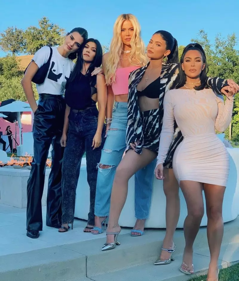 Fotoe vun All Kardashian-Jenners Zesummen: Kim, Kylie, Khloe, Kourtney Kendall