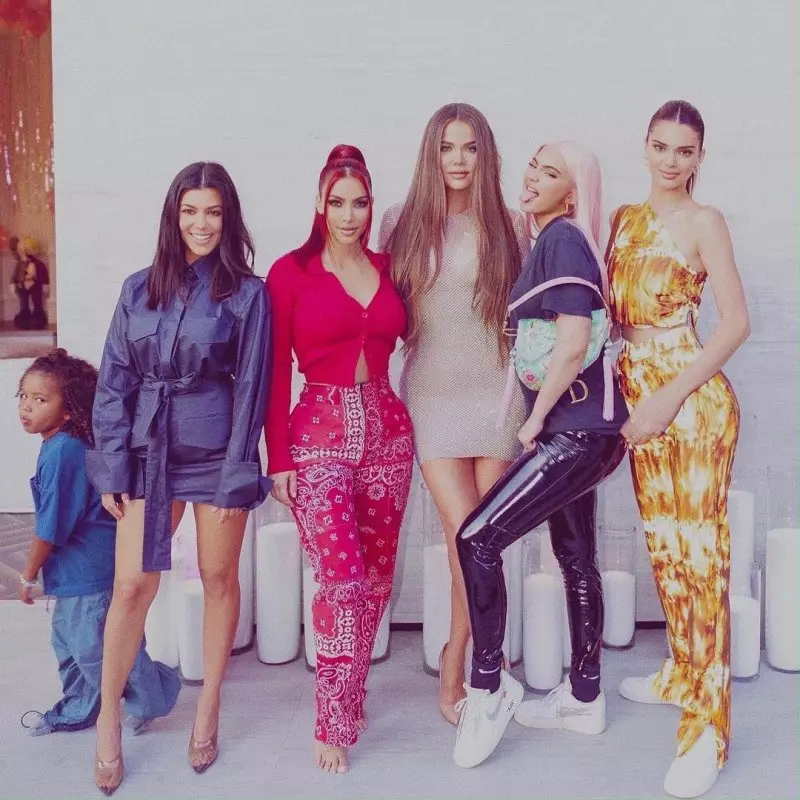 Cov duab ntawm Txhua tus Kardashian-Jenners Ua Ke: Kim, Kylie, Khloe, Kourtney Kendall 3