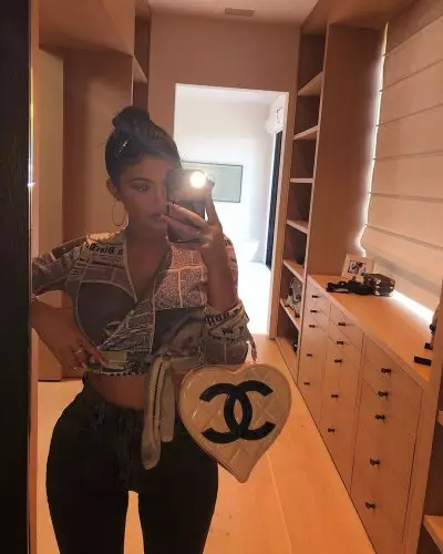 Kylie Jenner bën një foto në pasqyrë me një çantë