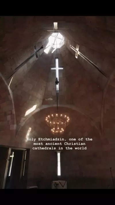 Kim Kardashian tager et billede af en armensk kirke