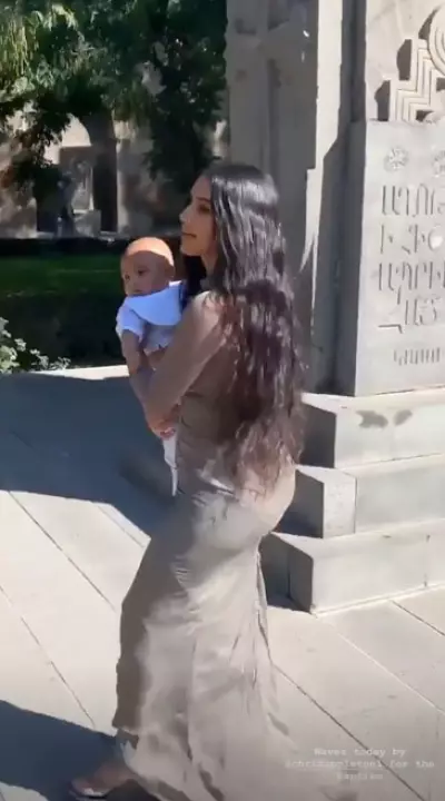 Kim Kardashian bærer sin søn Pslam