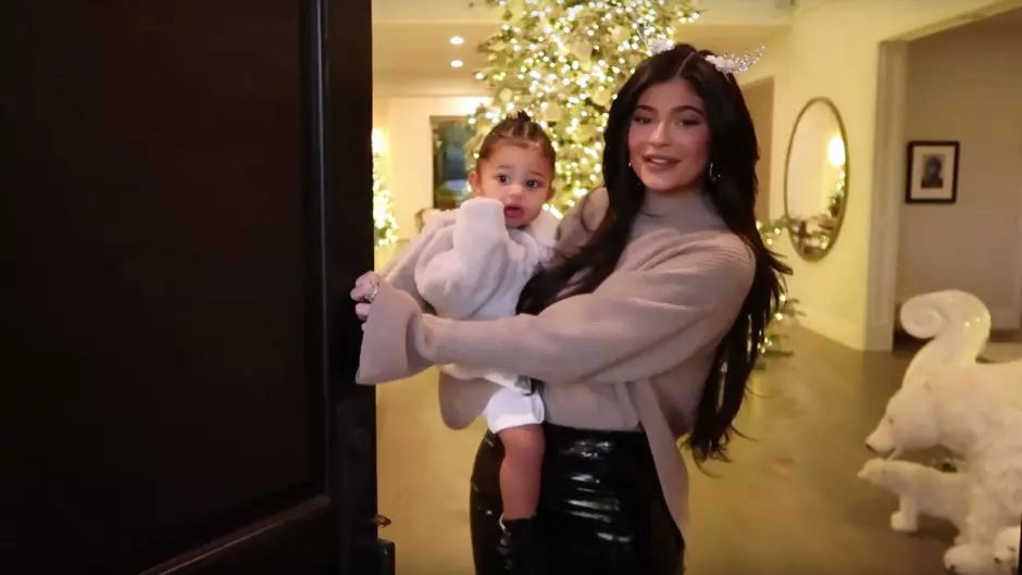 Mors nr. 1 hjælper! Stormi Webster giver en hustur med juletema med Kylie Jenner