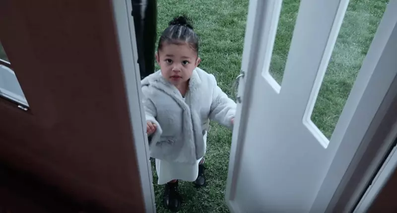 Stormi Webster si trova nella porta principale della casa delle bambole Regalo di Natale di Kris Jenner