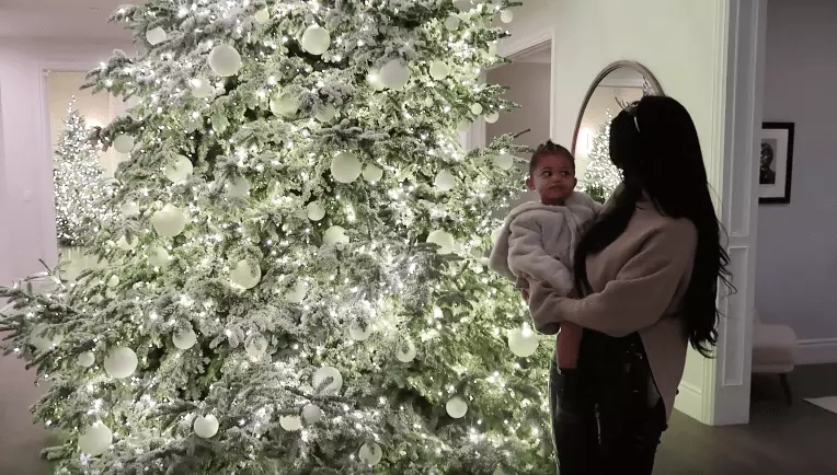 Kylie Jenner e Stormi Webster mostram árvore de Natal em casa