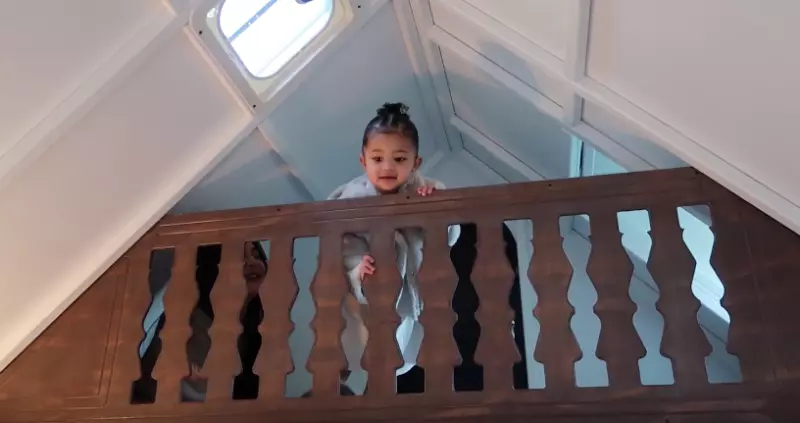 Stormi Webster dia mijoro amin'ny fanomezana Krismasy Dollhouse avy amin'i Kris Jenner