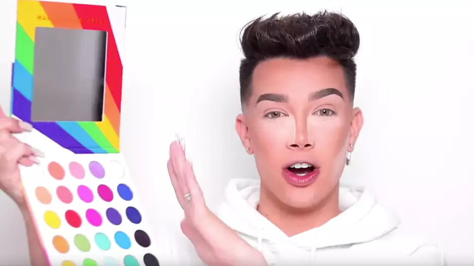 James Charles di YouTube memegang palet pembayang mata