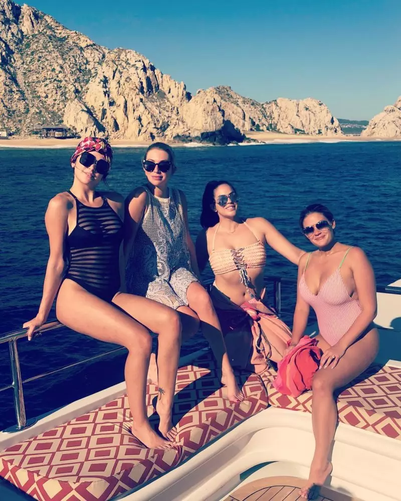 Aspektante Bone, Knabino! 'Vanderpump Rules' La Bikinifotoj de Stelo Katie Maloney Estas Ĉio