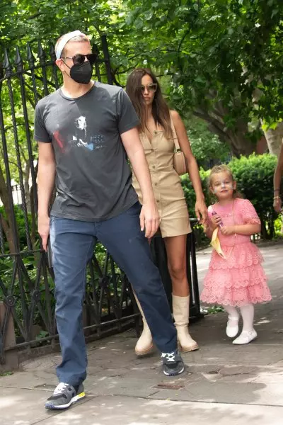 Irina Shayk a ieșit cu fostul Bradley Cooper și fiica Lea cu câteva zile înainte de întâlnirea cu Kanye West în Franța