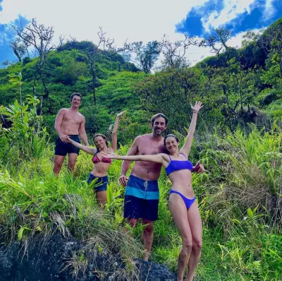 Ua ave e Shailene Woodley ia Aaron Rodgers i se tafaoga faa-Hawaii ma Miles Teller ma lona faletua