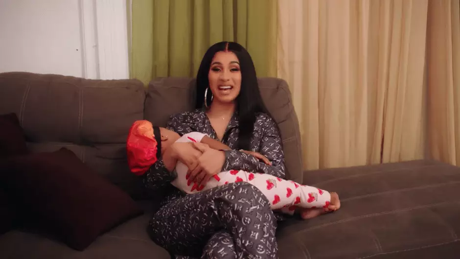 Cardi B 73 frågor med Vogue Holding Her Daughter, Kulture