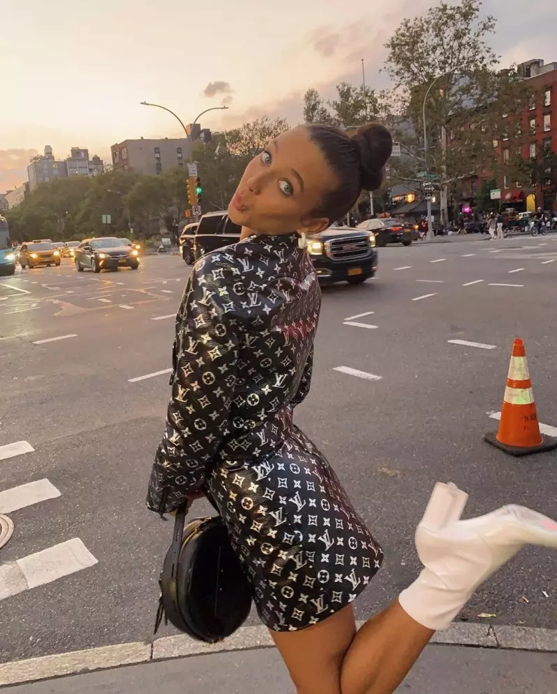 Emma Chamberlain poserer på en gate i NYC under NYFW