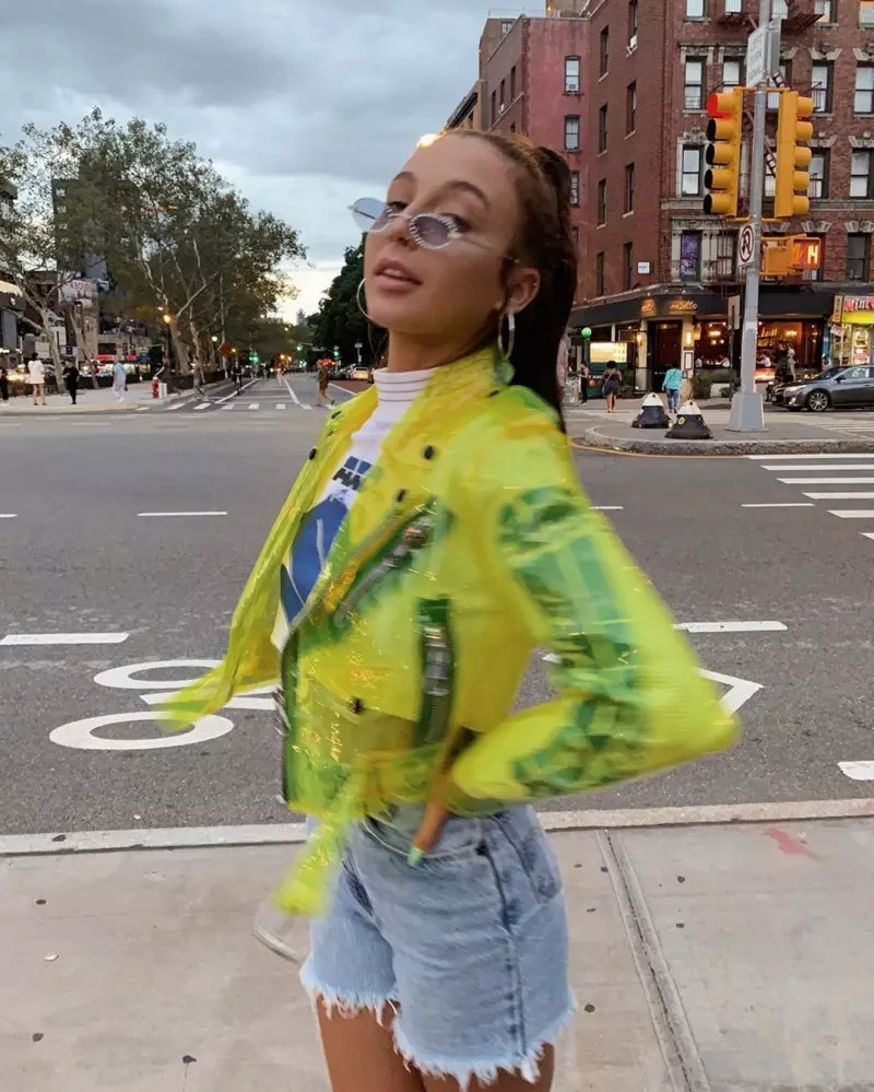 Emma Chamberlain poseert op een straat in NYC tijdens NYFW