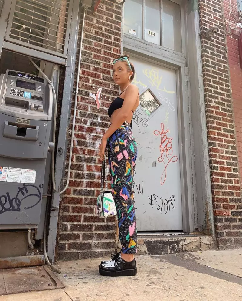 Emma Chamberlain pozuoja Niujorko gatvėje per NYFW