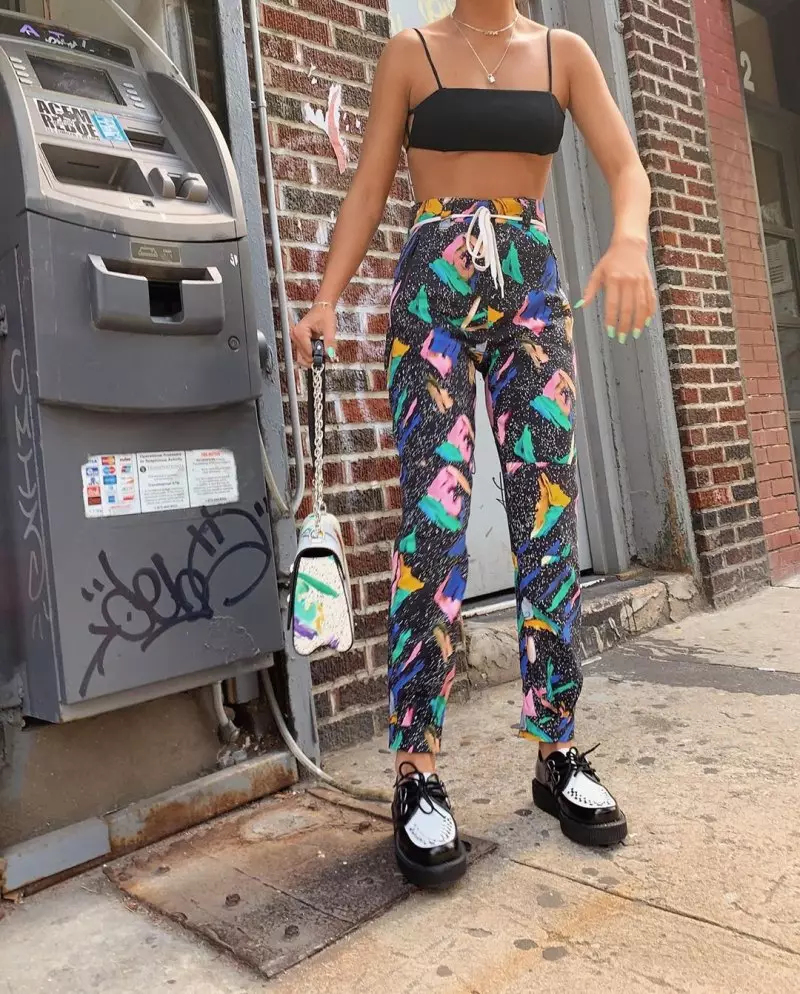 Emma Chamberlain pózuje na ulici NYC počas NYFW