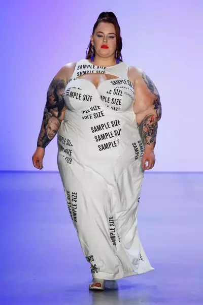 Tess Holliday chodzi po wybiegu dla Chromat w NYFW: Zdjęcia 14564_2