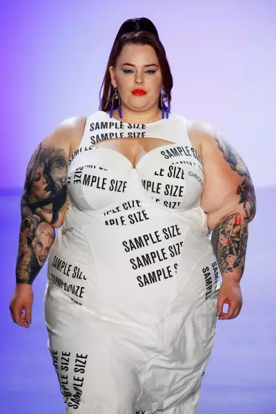 Tess Holliday chodzi po wybiegu dla Chromat w NYFW: Zdjęcia 14564_3