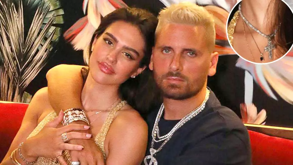 Témbal Disick Hadiah Kabogoh Amelia Hamlin a Inten Palang kongkorong pikeun ulang 20th dirina