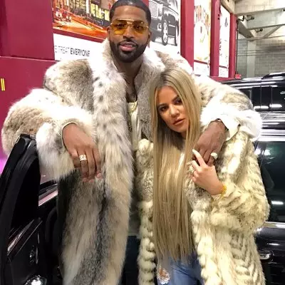 Khloe Kardashian Yateje Ibihuha byo gusezerana hamwe nimpeta nini ya Diamond Kuva Tristan Thompson