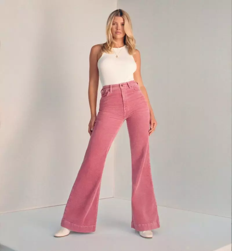 Sofia Richie har på seg Pink Bell Bottoms og White Top for Rollas Campaign