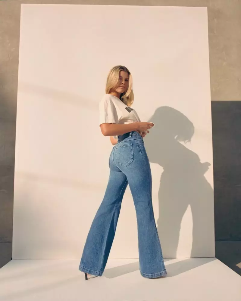 Sofia Richie Ngadeg Kanthi Mbalik menyang Kamera nganggo Jeans lan Kaos Putih