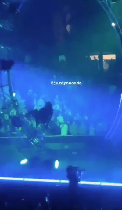 Jordyn Woods sul palco durante il tour Astroworld di Travis Scott sull'instagram di Kim Kardashian