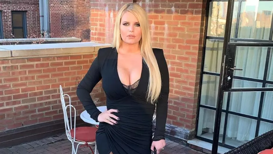 Jessica Simpson praler med et vægttab på 100 pund, mens hun poserer i en lille sort kjole