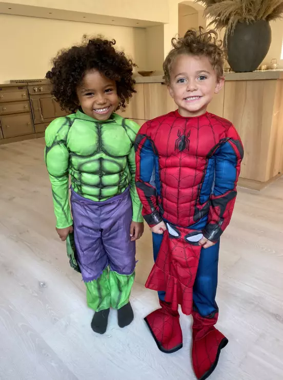 Kardashian Cov Menyuam 'Thaum Halloween Costumes