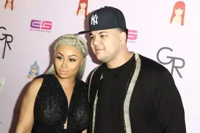 Blac Chyna, облечен в черно и Роб Кардашиян, облечен в черно и в поза с шапка на червения килим заедно