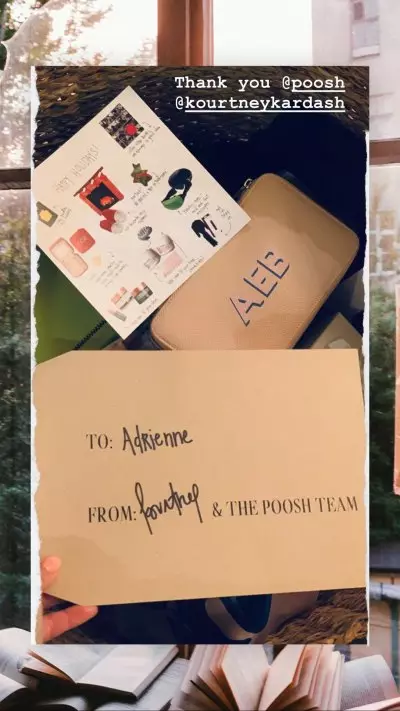 Adrienne Bailon Membuka Kotak Paket Liburan dari Kourtney Kardashian