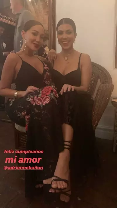 Kourtney Kardashian, Adrienne Bailona ýakymly surat bilen doglan günüň gutly bolsun