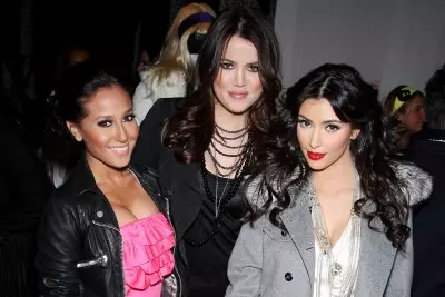 Adrienne Bailon, Khloe Kardashian en Kim Kardashian yn 2009