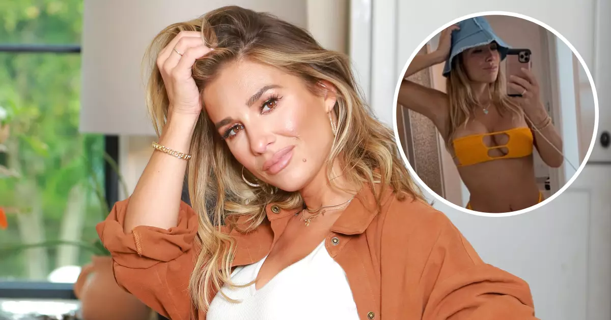 Jessie James Decker-ek 'C-Section Scar' erakusten du String Bikini-n: irudia