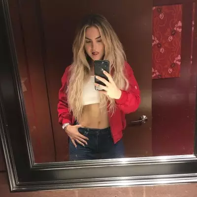 jojo zeigt abs