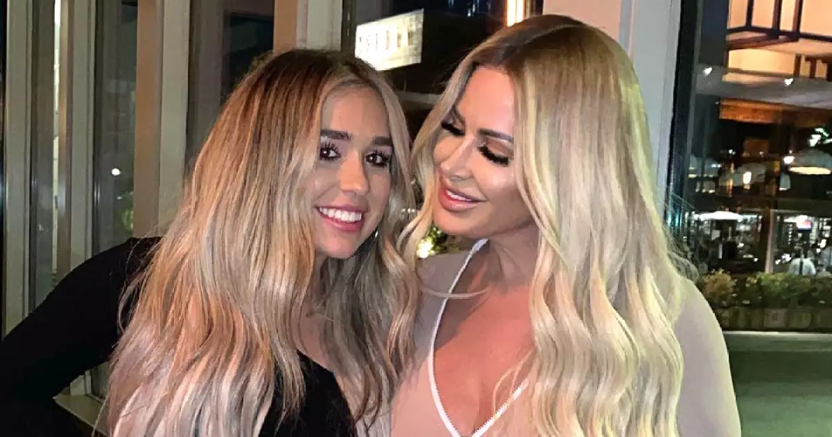 Kim Zolciak-Biermann, 'yar Ariana Twin a cikin Damisa String Bikinis