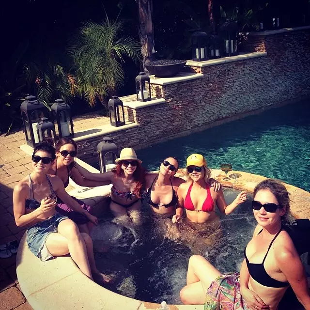 Kaley Cuoco Zoo li ~ ya ~ hauv Bikini! Saib 'Tus Neeg Saib Xyuas Dav Hlau' Lub Hnub Qub Kub Tshaj Tawm Swimsuit Moments