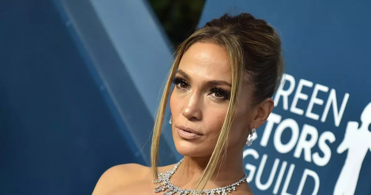 Jennifer Lopez Net Worth: Kiel la Kantisto Faras Ŝian Monon