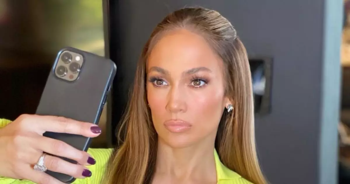 Jennifer Lopez Montras Siajn Abs en Sekseca Neona Eltranĉita Robo