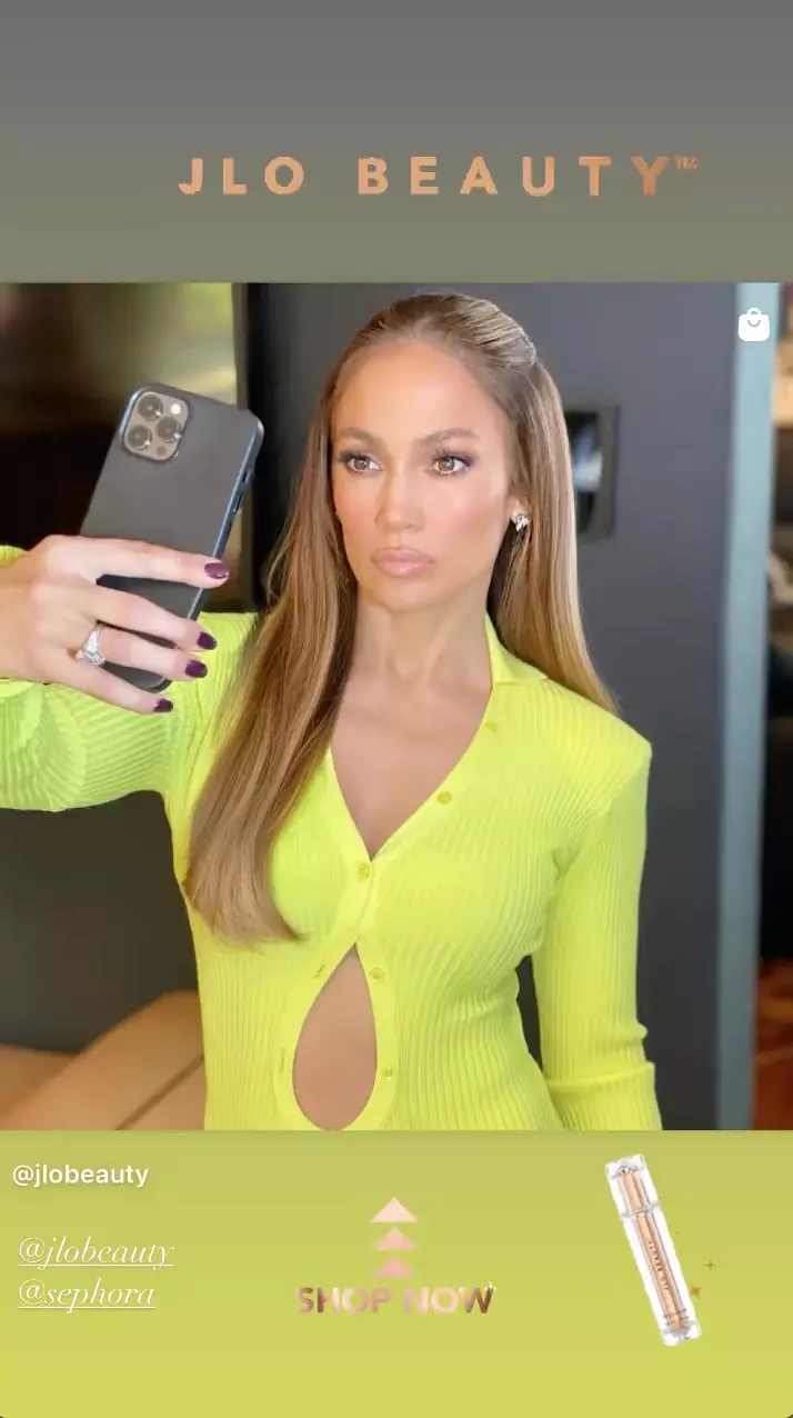 Jennifer Lopez သည် Sexy Neon Cut-Out ၀တ်စုံဖြင့် သူမ၏ အကွေးအဆန့်ကို အလှပြနေသည်- ဓာတ်ပုံများ။