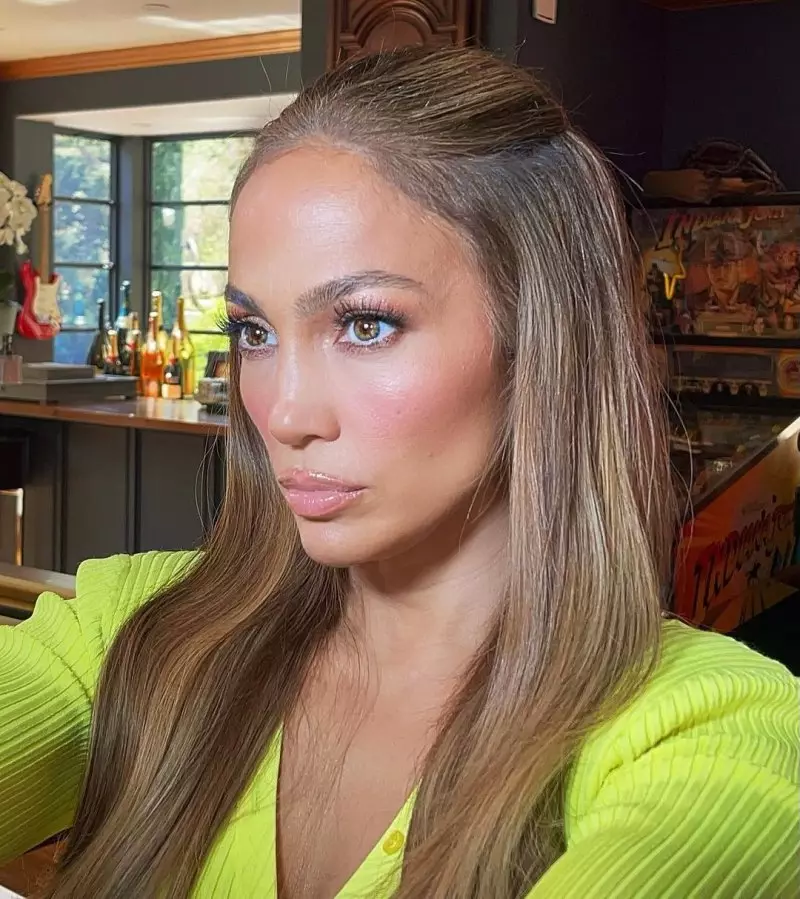 Jennifer Lopez razkazuje svoje obline v seksi neonski izrezani obleki: Fotografije!