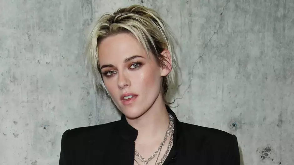 Féachann Kristen Stewart An-Rock n' Roll sa Ensemble Dubh agus Bán ag Taibhiú 'Faoi Uisce'