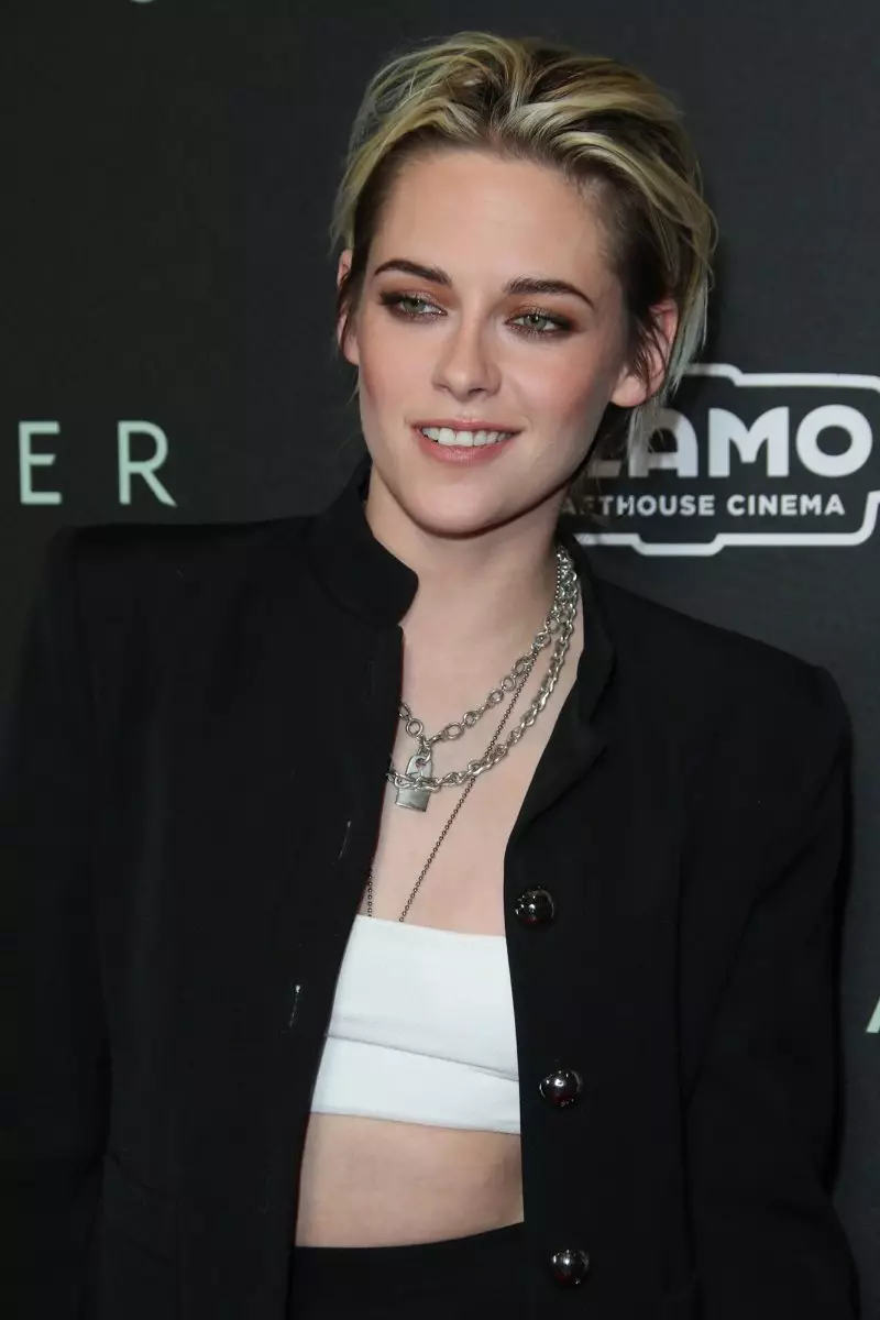 Féachann Kristen Stewart An-Rock n' Roll sa Ensemble Dubh agus Bán ag Taibhiú 'Faoi Uisce'