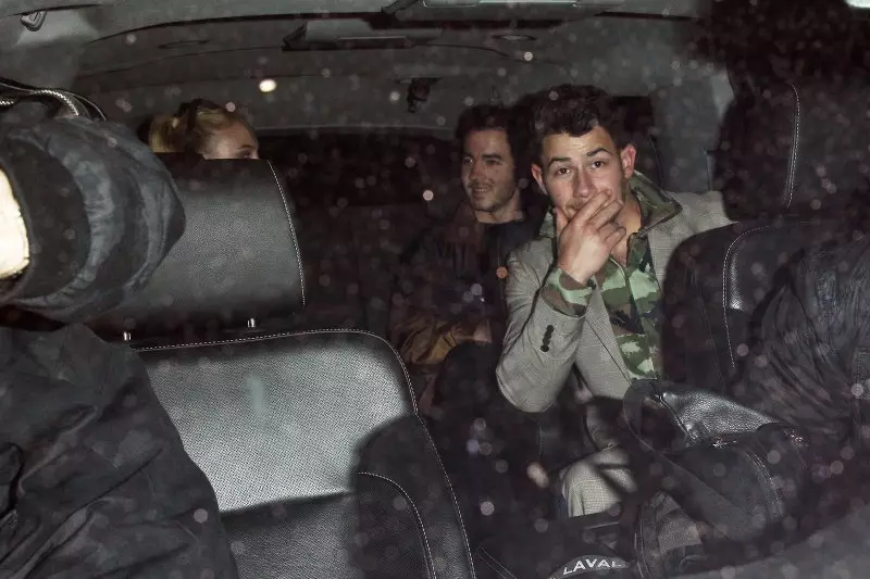 Jonas Brothers ndi Sophie Turner ali ndi usiku ku West Hollywood