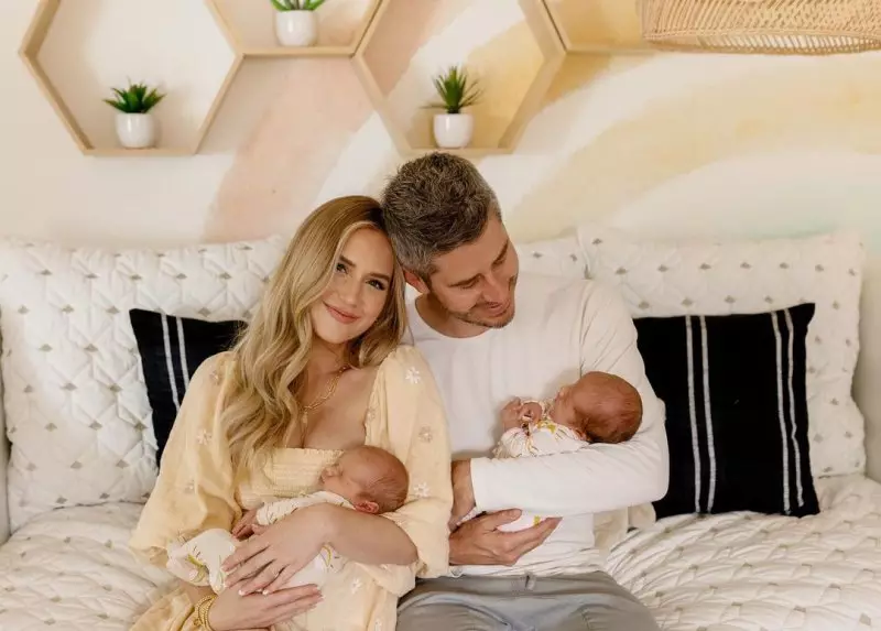 Bachelor's Arie Luyendyk Jr. και Lauren Burnham Show Twins 'Dream' Nursery