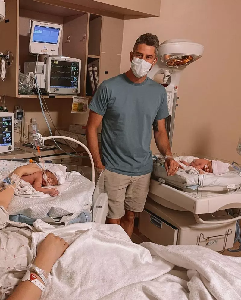 Mmakọ kacha atọ ụtọ! Foto niile nke Arie Luyendyk Jr. na Lauren Burnham's Twins ruo ugbu a