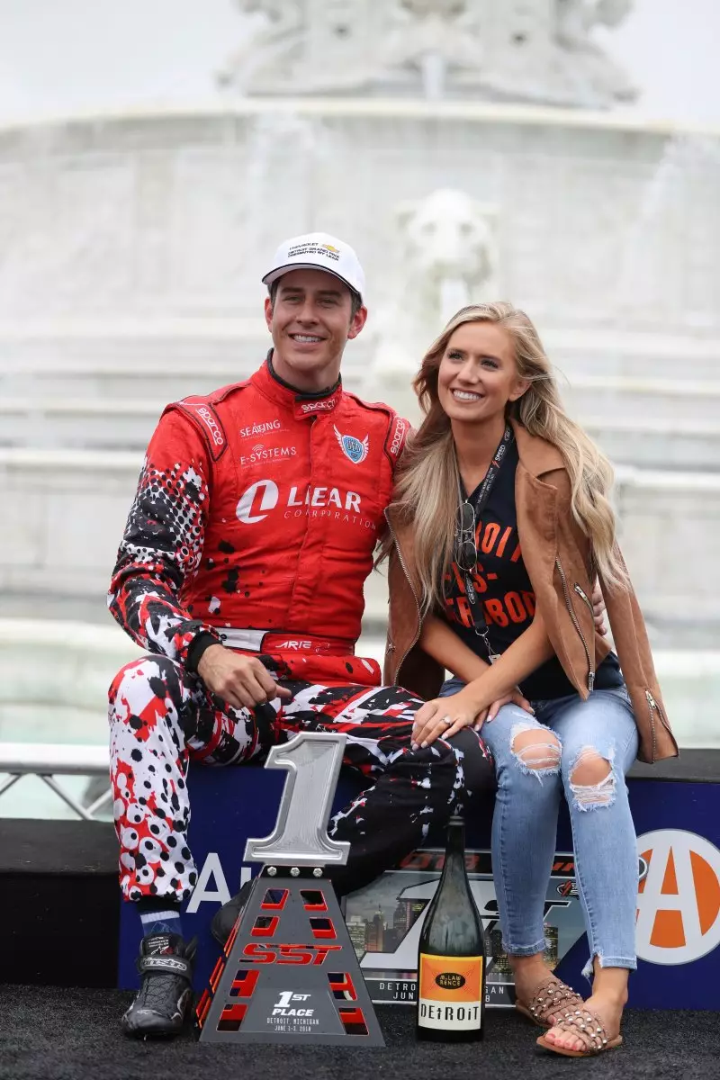 Arie Luyendyk Jr iyo Lauren Burnham Jadwalka Xidhiidhka 1