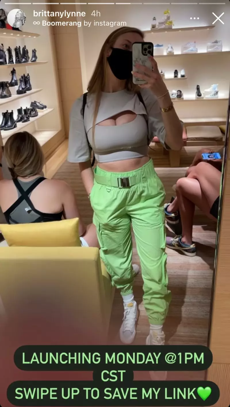 布列塔尼-馬修斯-post-baby-body-green-pants